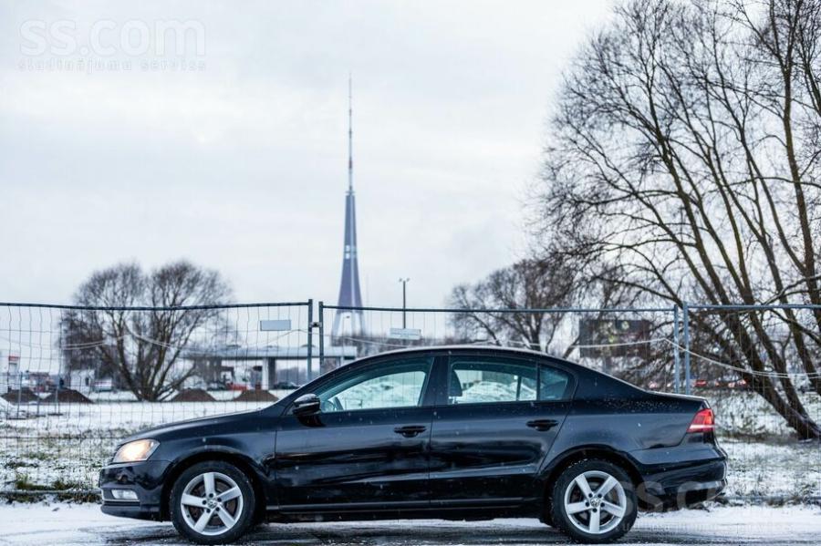 Black Volkswagen Passat B7 2012 in Riga, with an engine capacity of 1.40 L and mileage of 306 thousand km for 4290 €, photo 4 on AUTOMOTO.COM.LV