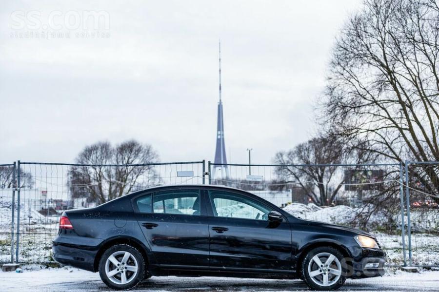 Black Volkswagen Passat B7 2012 in Riga, with an engine capacity of 1.40 L and mileage of 306 thousand km for 4290 €, photo 5 on AUTOMOTO.COM.LV