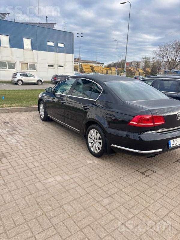 Black Volkswagen Passat B7 2012 in Riga, with an engine capacity of 2.00 L and mileage of 303 thousand km for 5200 €, photo 4 on AUTOMOTO.COM.LV