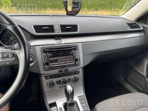 Black Volkswagen Passat B7 2012 in Riga, with an engine capacity of 2.00 L and mileage of 335 thousand km for 3300 €, photo 4 on AUTOMOTO.COM.LV