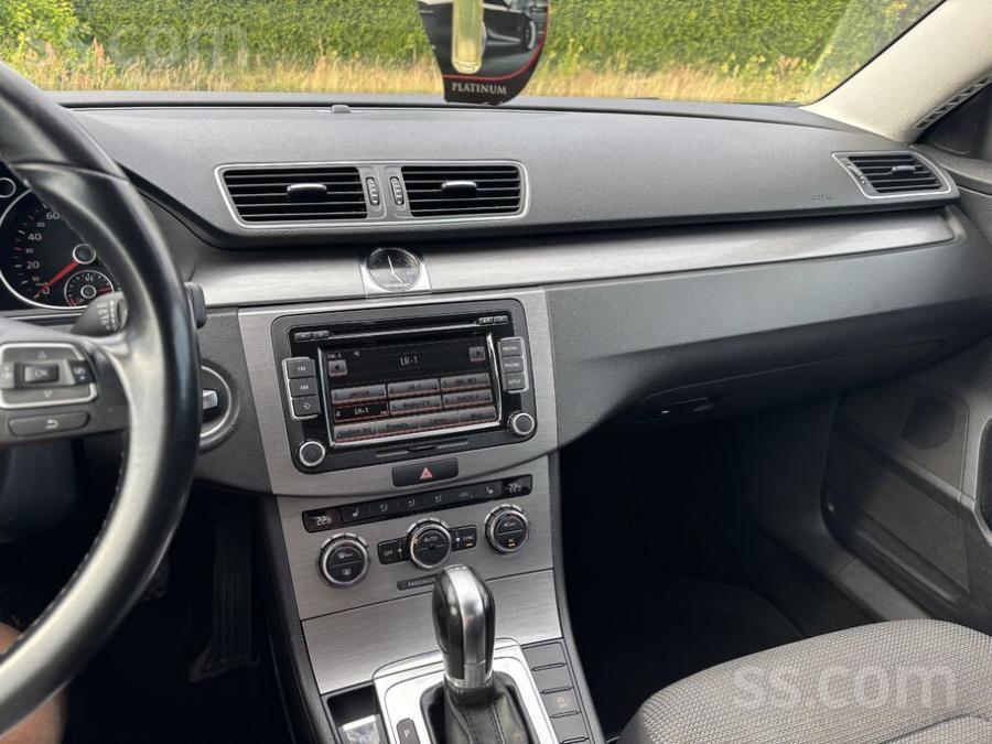 Black Volkswagen Passat B7 2012 in Riga, with an engine capacity of 2.00 L and mileage of 335 thousand km for 3300 €, photo 4 on AUTOMOTO.COM.LV