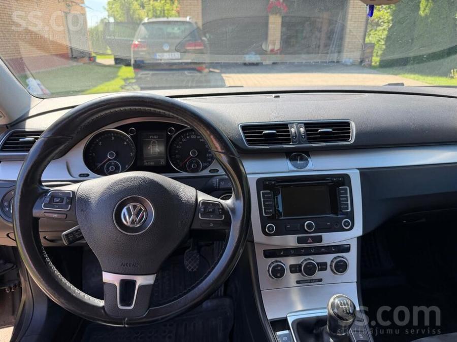 Black Volkswagen Passat B7 2013 in Ludza, with an engine capacity of 2.00 L and mileage of 293 thousand km for 5700 €, photo 10 on AUTOMOTO.COM.LV