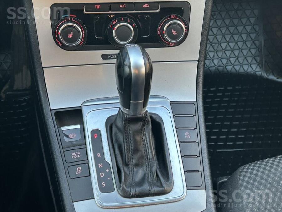 Black Volkswagen Passat B7 2014 in Liepaja, with an engine capacity of 1.40 L and mileage of 167 thousand km for 5000 €, photo 20 on AUTOMOTO.COM.LV