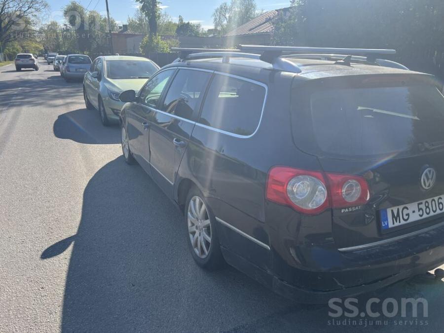 Black Volkswagen Passat B7 2010 in Riga, with an engine capacity of 1.40 L and mileage of 395 thousand km for 6250 €, photo 3 on AUTOMOTO.COM.LV