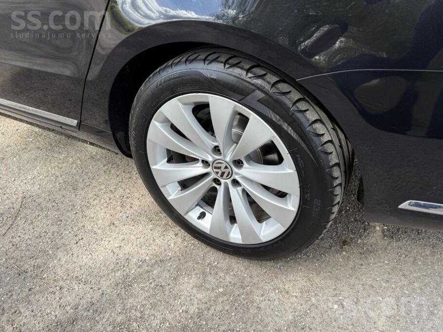 Melns Volkswagen Passat B7 2011 Ogre, ar dzinēja tilpumu 2.00 L un nobraukumu 253 tūkst. km par 6300 €, foto 11 vietnē AUTOMOTO.COM.LV