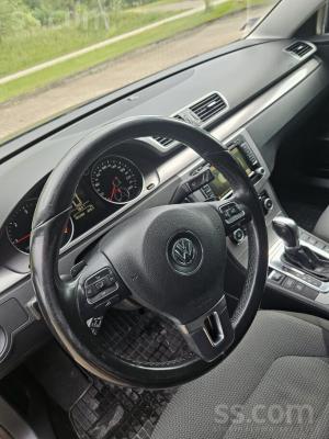 Black Volkswagen Passat B7 2011 in Tukums, with an engine capacity of 2.00 L and mileage of 301 thousand km for 3900 €, photo 18 on AUTOMOTO.COM.LV