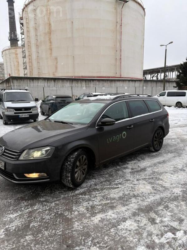 Black Volkswagen Passat B7 2011 in Riga, with an engine capacity of 2.00 L and mileage of 401 thousand km for 2500 €, photo 1 on AUTOMOTO.COM.LV