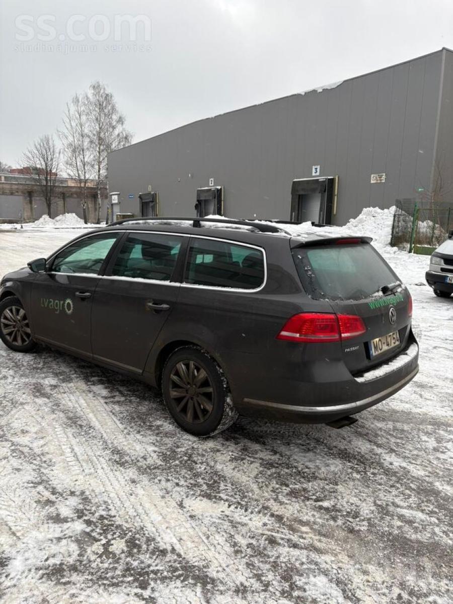 Black Volkswagen Passat B7 2011 in Riga, with an engine capacity of 2.00 L and mileage of 401 thousand km for 2500 €, photo 2 on AUTOMOTO.COM.LV