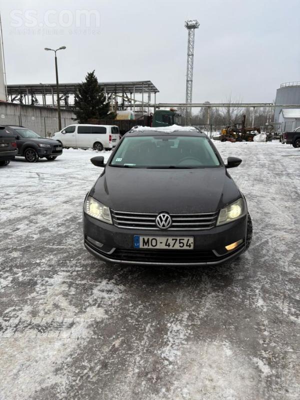Black Volkswagen Passat B7 2011 in Riga, with an engine capacity of 2.00 L and mileage of 401 thousand km for 2500 €, photo 3 on AUTOMOTO.COM.LV