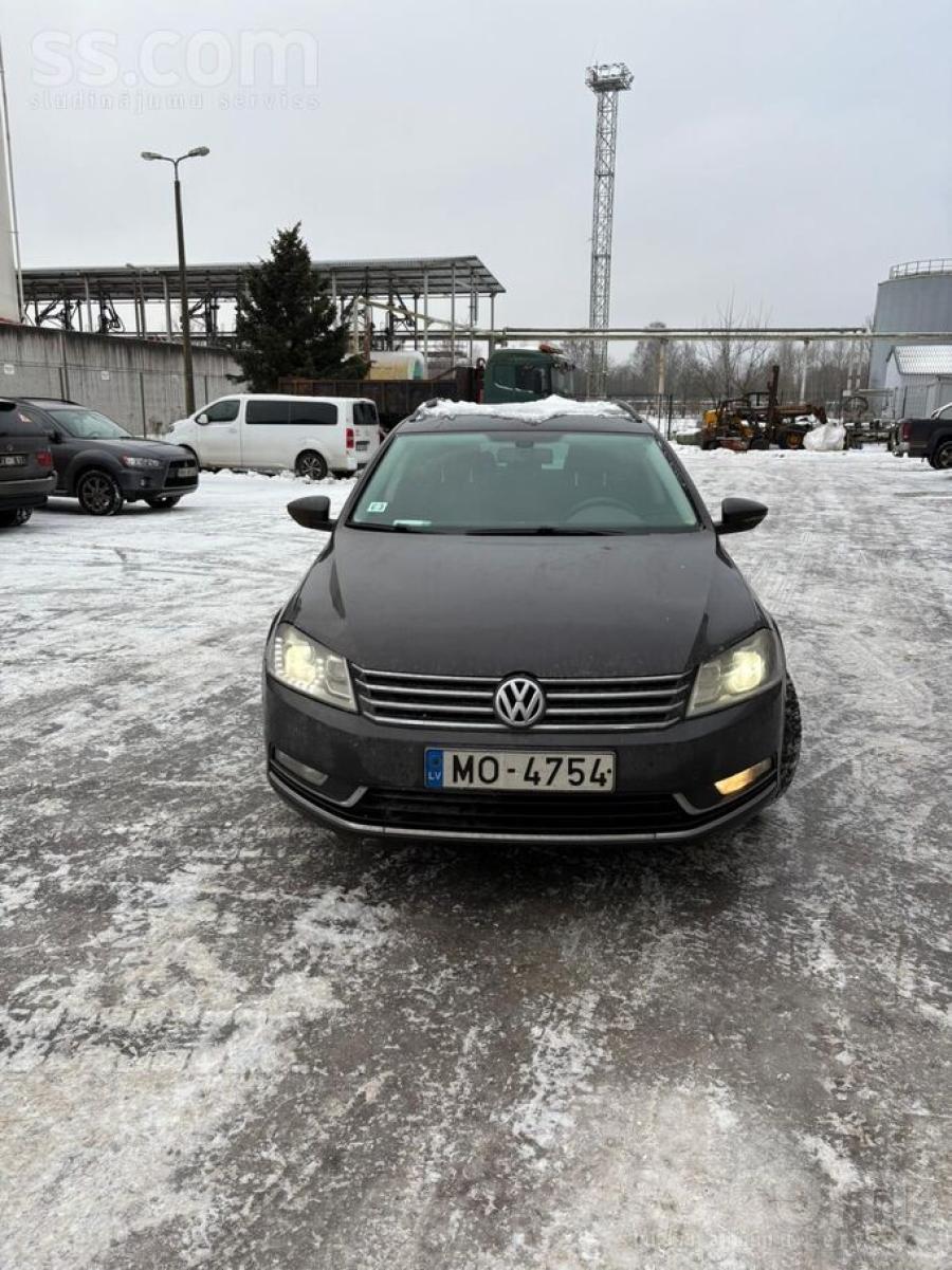 Black Volkswagen Passat B7 2011 in Riga, with an engine capacity of 2.00 L and mileage of 401 thousand km for 2500 €, photo 3 on AUTOMOTO.COM.LV