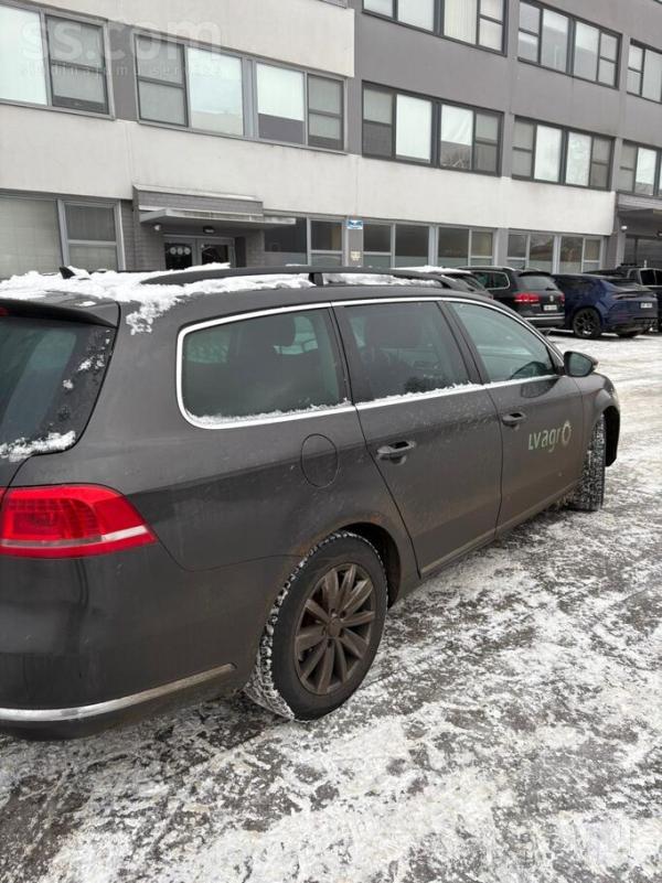 Black Volkswagen Passat B7 2011 in Riga, with an engine capacity of 2.00 L and mileage of 401 thousand km for 2500 €, photo 4 on AUTOMOTO.COM.LV