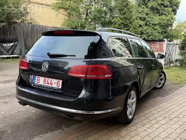 Black Volkswagen Passat B7 2011 in Riga, with an engine capacity of 2.00 L and mileage of 385 thousand km for 1650 €, photo 4 on AUTOMOTO.COM.LV