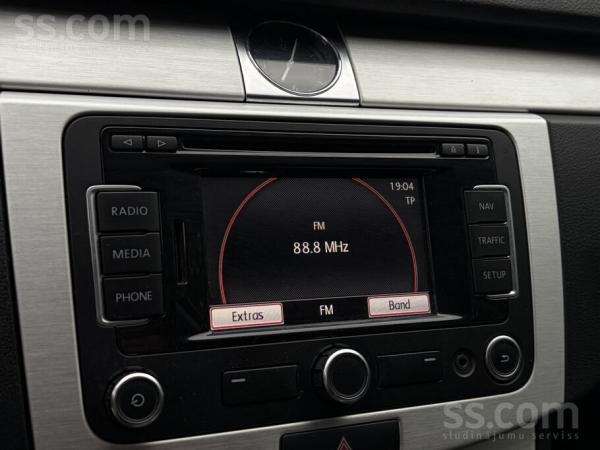 Black Volkswagen Passat B7 2011 in Jelgava, with an engine capacity of 2.00 L and mileage of 339 thousand km for 4500 €, photo 10 on AUTOMOTO.COM.LV