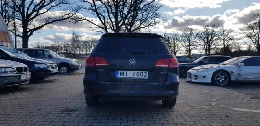 Black Volkswagen Passat B7 2011 in Valmiera, with an engine capacity of 1.60 L and mileage of 423 thousand km for 3950 €, photo 5 on AUTOMOTO.COM.LV