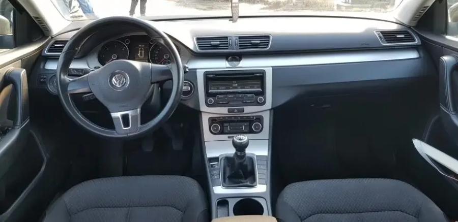 Black Volkswagen Passat B7 2011 in Valmiera, with an engine capacity of 1.60 L and mileage of 423 thousand km for 3950 €, photo 10 on AUTOMOTO.COM.LV