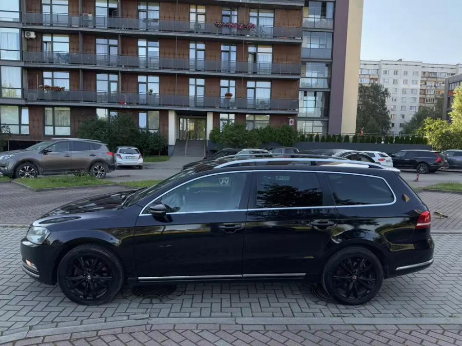 Black Volkswagen Passat B7 2011 in Riga, with an engine capacity of 2.00 L and mileage of 318 thousand km for 3990 €, photo 4 on AUTOMOTO.COM.LV