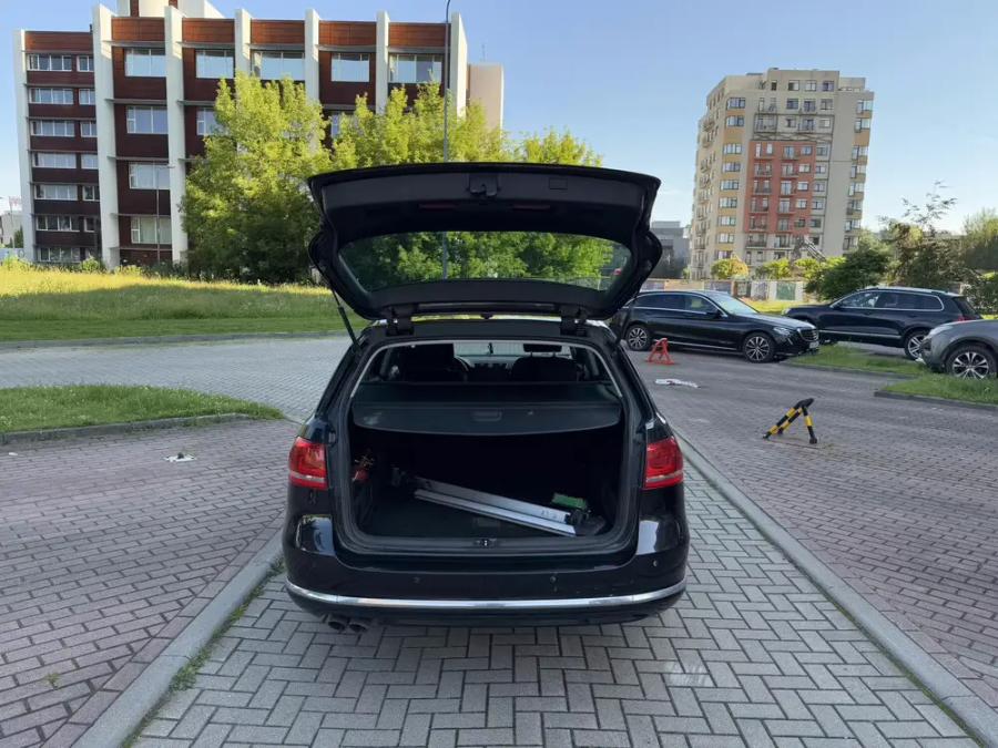 Black Volkswagen Passat B7 2011 in Riga, with an engine capacity of 2.00 L and mileage of 318 thousand km for 3990 €, photo 6 on AUTOMOTO.COM.LV
