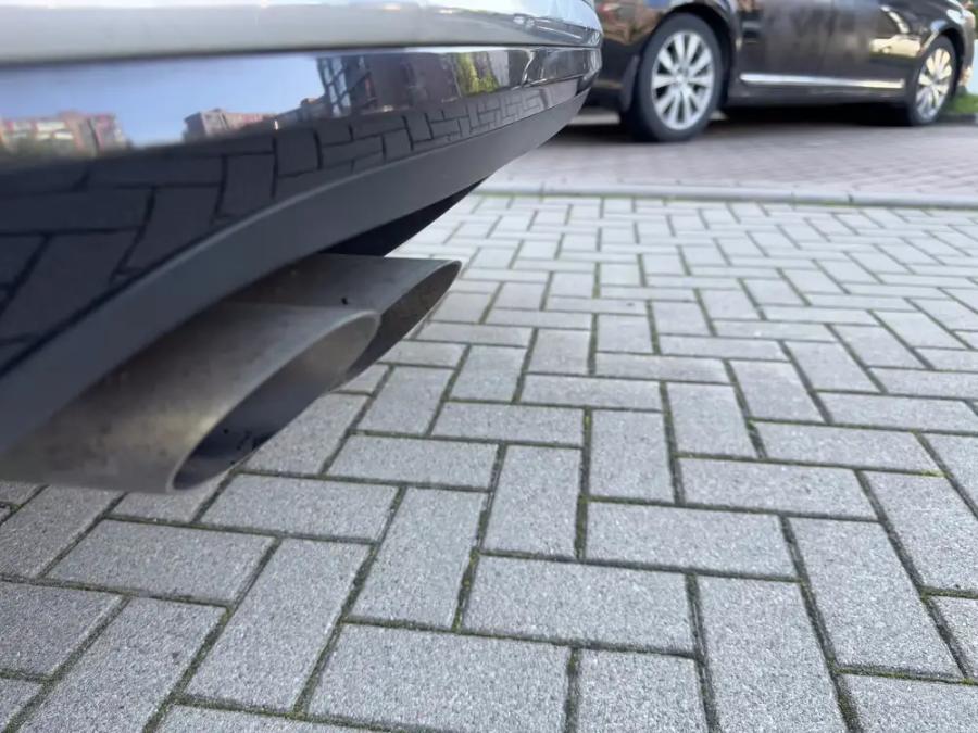 Black Volkswagen Passat B7 2011 in Riga, with an engine capacity of 2.00 L and mileage of 318 thousand km for 3990 €, photo 11 on AUTOMOTO.COM.LV