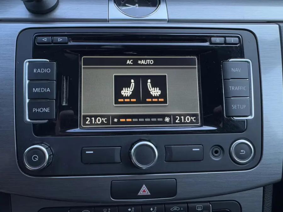 Black Volkswagen Passat B7 2011 in Riga, with an engine capacity of 2.00 L and mileage of 318 thousand km for 3990 €, photo 20 on AUTOMOTO.COM.LV