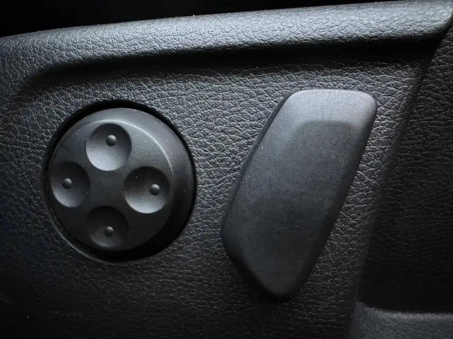 Black Volkswagen Passat B7 2011 in Riga, with an engine capacity of 2.00 L and mileage of 349 thousand km for 4390 €, photo 28 on AUTOMOTO.COM.LV