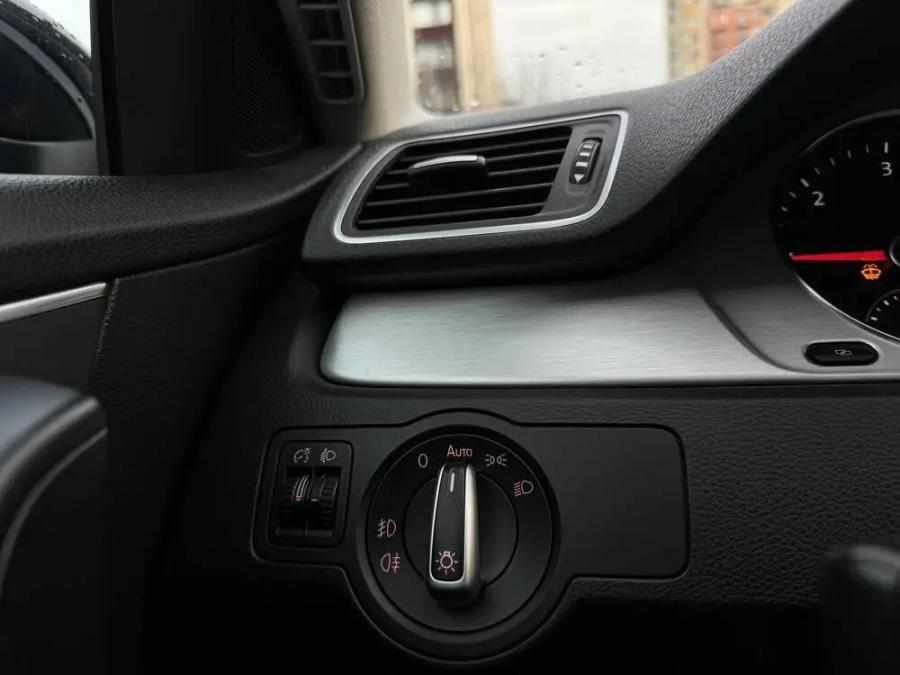 Black Volkswagen Passat B7 2011 in Riga, with an engine capacity of 2.00 L and mileage of 349 thousand km for 4390 €, photo 30 on AUTOMOTO.COM.LV
