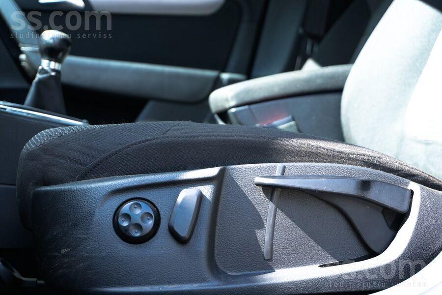 Black Volkswagen Passat B7 2011 in Riga, with an engine capacity of 2.00 L and mileage of 384 thousand km for 1990 €, photo 7 on AUTOMOTO.COM.LV