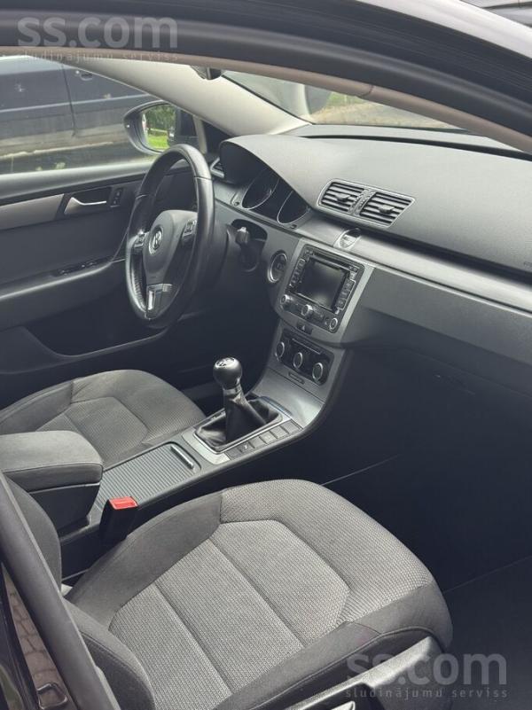 Black Volkswagen Passat B7 2011 in Liepaja, with an engine capacity of 2.00 L and mileage of 291 thousand km for 3500 €, photo 9 on AUTOMOTO.COM.LV