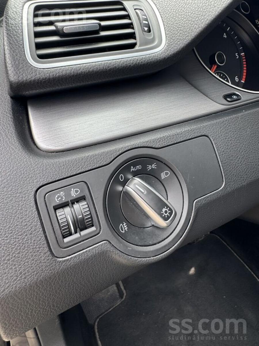 Black Volkswagen Passat B7 2011 in Liepaja, with an engine capacity of 2.00 L and mileage of 291 thousand km for 3500 €, photo 12 on AUTOMOTO.COM.LV