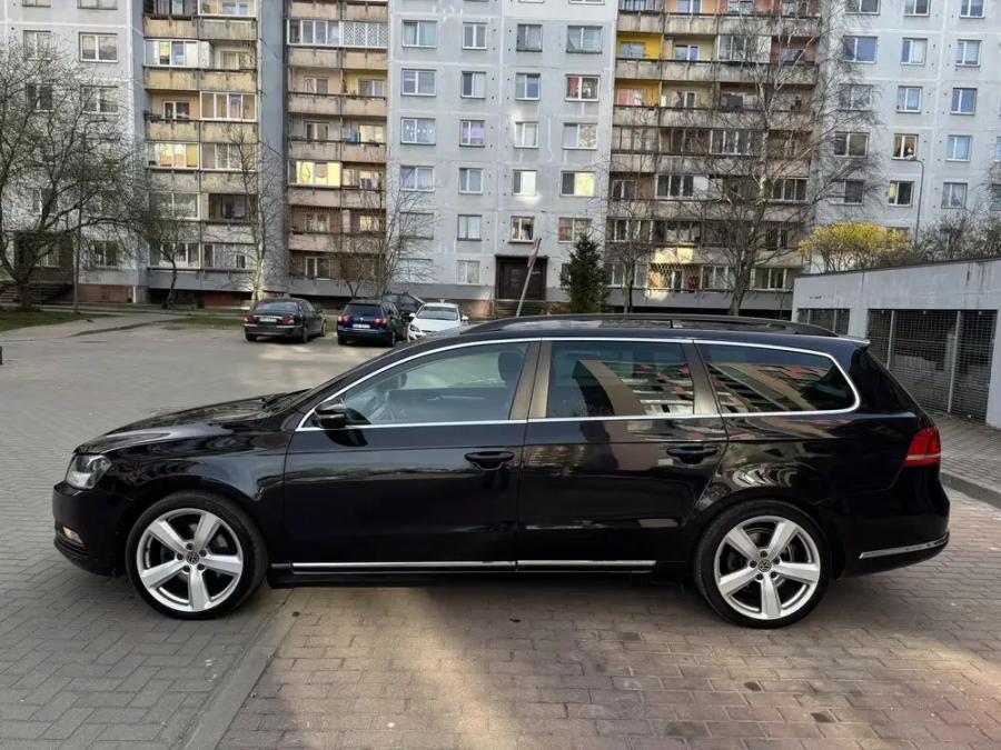 Black Volkswagen Passat B7 2012 in Riga, with an engine capacity of 2.00 L and mileage of 284 thousand km for 4990 €, photo 4 on AUTOMOTO.COM.LV