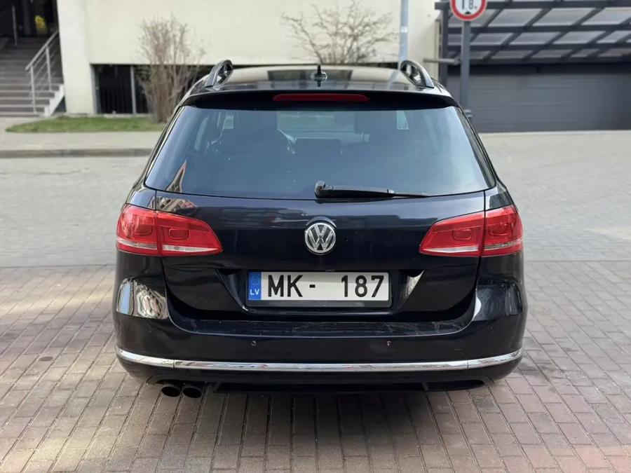 Black Volkswagen Passat B7 2012 in Riga, with an engine capacity of 2.00 L and mileage of 284 thousand km for 4990 €, photo 5 on AUTOMOTO.COM.LV