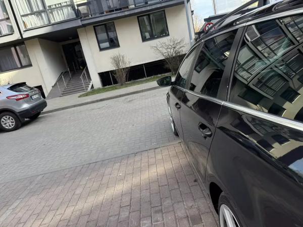 Black Volkswagen Passat B7 2012 in Riga, with an engine capacity of 2.00 L and mileage of 284 thousand km for 4990 €, photo 6 on AUTOMOTO.COM.LV
