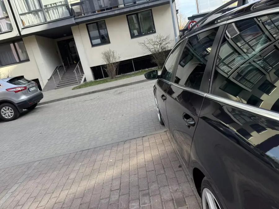 Black Volkswagen Passat B7 2012 in Riga, with an engine capacity of 2.00 L and mileage of 284 thousand km for 4990 €, photo 7 on AUTOMOTO.COM.LV