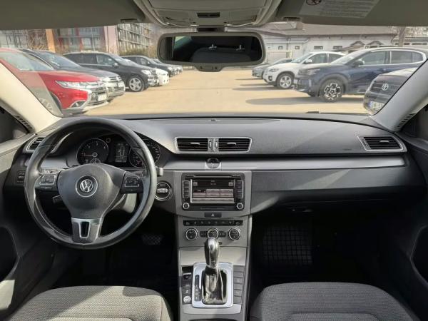 Black Volkswagen Passat B7 2012 in Riga, with an engine capacity of 2.00 L and mileage of 284 thousand km for 4990 €, photo 7 on AUTOMOTO.COM.LV