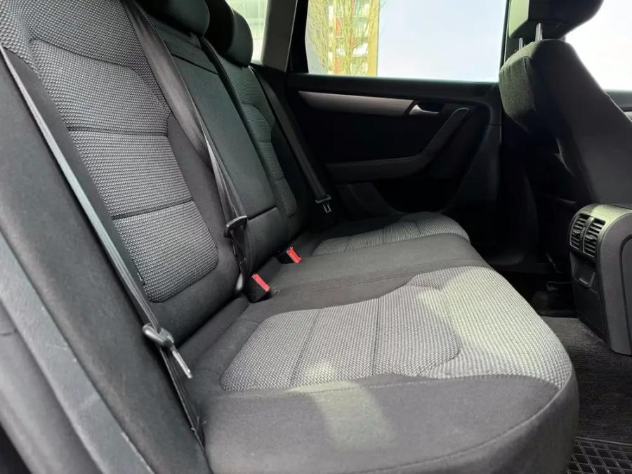 Black Volkswagen Passat B7 2012 in Riga, with an engine capacity of 2.00 L and mileage of 284 thousand km for 4990 €, photo 10 on AUTOMOTO.COM.LV