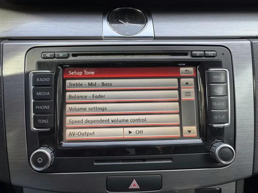 Black Volkswagen Passat B7 2012 in Riga, with an engine capacity of 2.00 L and mileage of 284 thousand km for 4990 €, photo 17 on AUTOMOTO.COM.LV