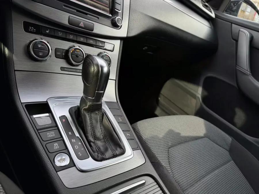 Black Volkswagen Passat B7 2012 in Riga, with an engine capacity of 2.00 L and mileage of 284 thousand km for 4990 €, photo 20 on AUTOMOTO.COM.LV