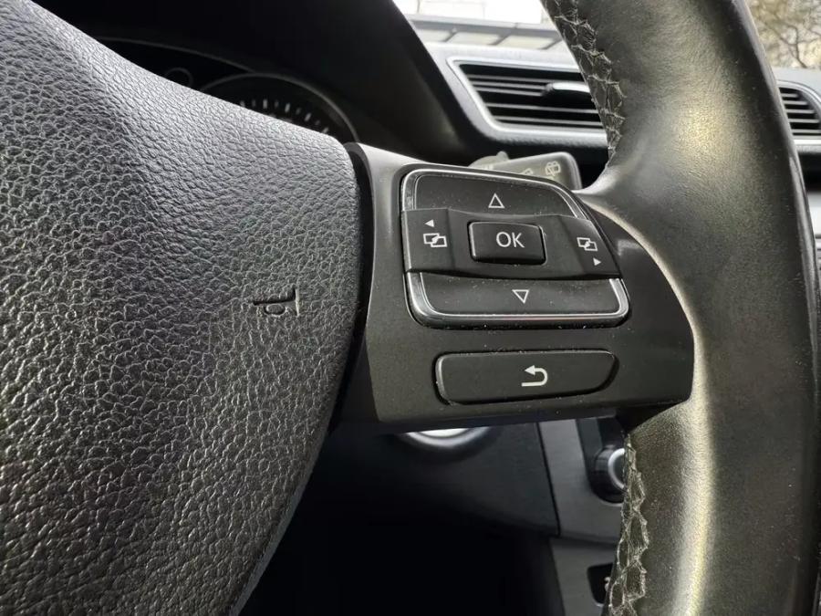 Black Volkswagen Passat B7 2012 in Riga, with an engine capacity of 2.00 L and mileage of 284 thousand km for 4990 €, photo 22 on AUTOMOTO.COM.LV