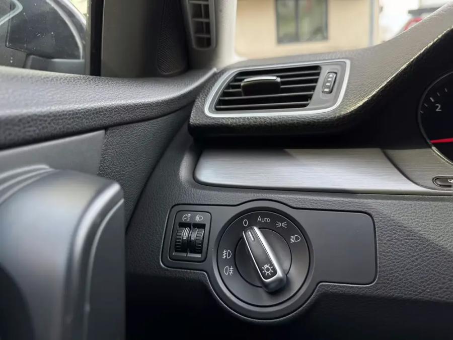 Black Volkswagen Passat B7 2012 in Riga, with an engine capacity of 2.00 L and mileage of 284 thousand km for 4990 €, photo 25 on AUTOMOTO.COM.LV