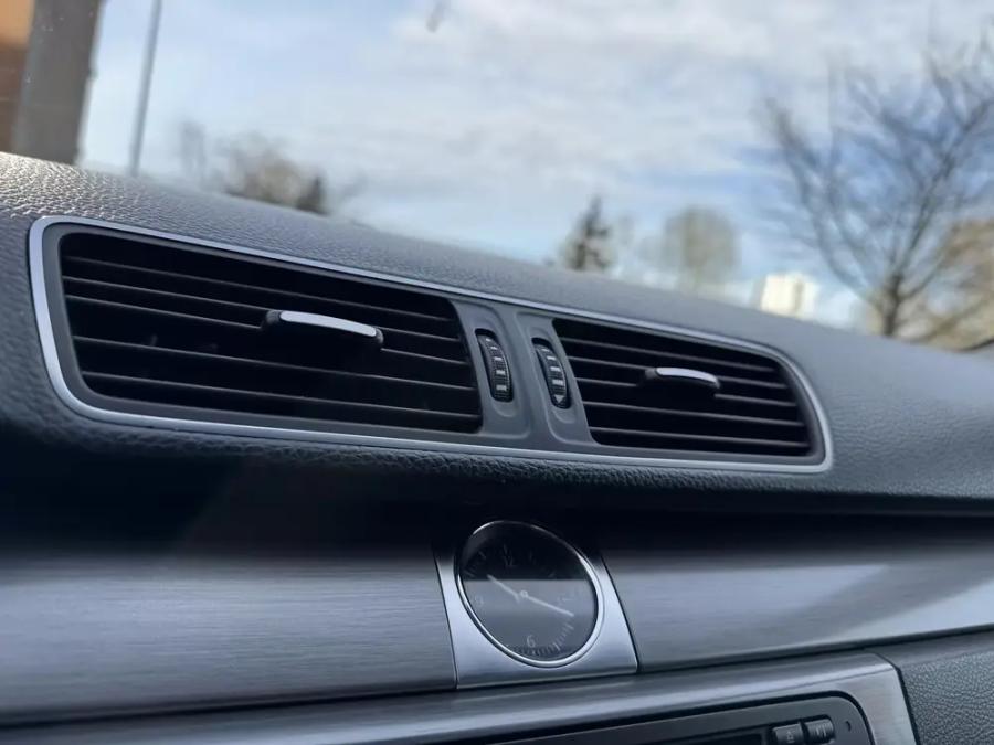 Black Volkswagen Passat B7 2012 in Riga, with an engine capacity of 2.00 L and mileage of 284 thousand km for 4990 €, photo 28 on AUTOMOTO.COM.LV