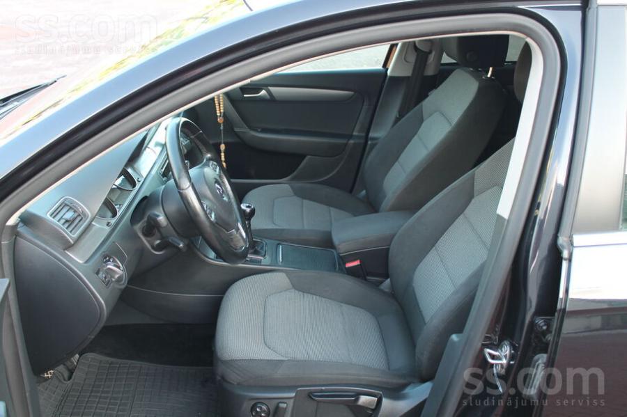 Black Volkswagen Passat B7 2012 in Saldus, with an engine capacity of 2.00 L and mileage of 361 thousand km for 4100 €, photo 10 on AUTOMOTO.COM.LV
