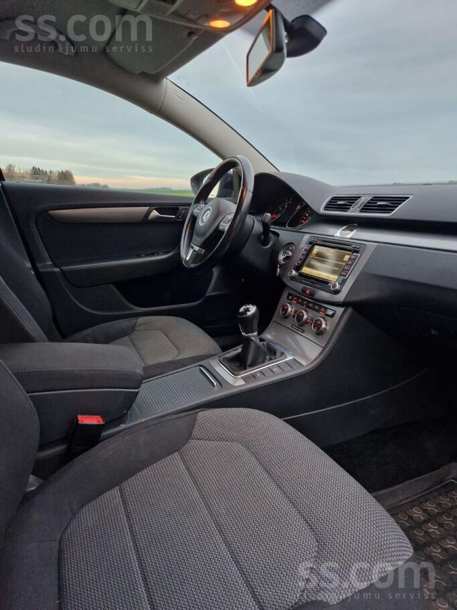 Black Volkswagen Passat B7 2013 in Jelgava, with an engine capacity of 2.00 L and mileage of 327 thousand km for 4200 €, photo 13 on AUTOMOTO.COM.LV