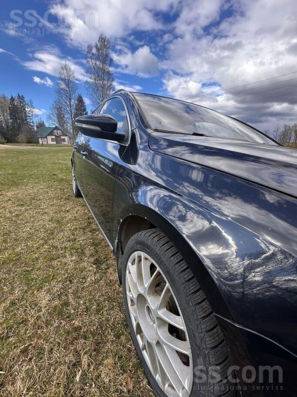 Black Volkswagen Passat B7 2013 in Ogre, with an engine capacity of 2.00 L and mileage of 375 thousand km for 3900 €, photo 5 on AUTOMOTO.COM.LV