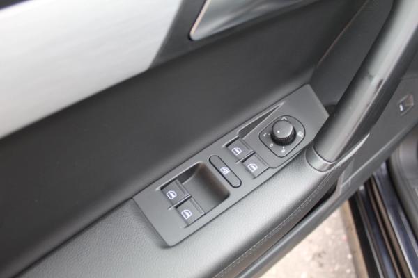 Black Volkswagen Passat B7 2013 in Riga, with an engine capacity of 2.00 L and mileage of 95 thousand km for 9000 €, photo 7 on AUTOMOTO.COM.LV