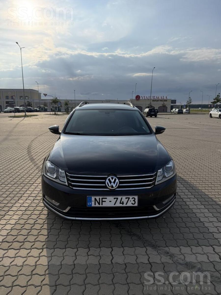 Black Volkswagen Passat B7 2013 in Riga, with an engine capacity of 1.60 L and mileage of 426 thousand km for 3497 €, photo 3 on AUTOMOTO.COM.LV