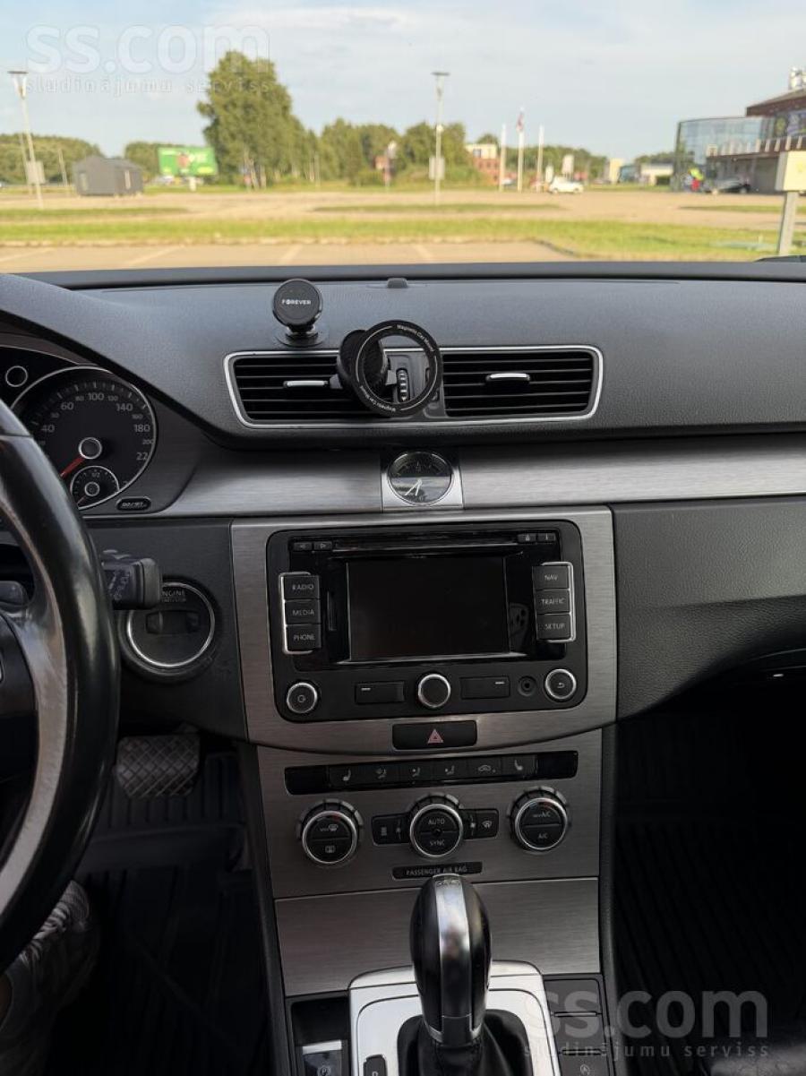 Black Volkswagen Passat B7 2013 in Riga, with an engine capacity of 1.60 L and mileage of 426 thousand km for 3497 €, photo 19 on AUTOMOTO.COM.LV