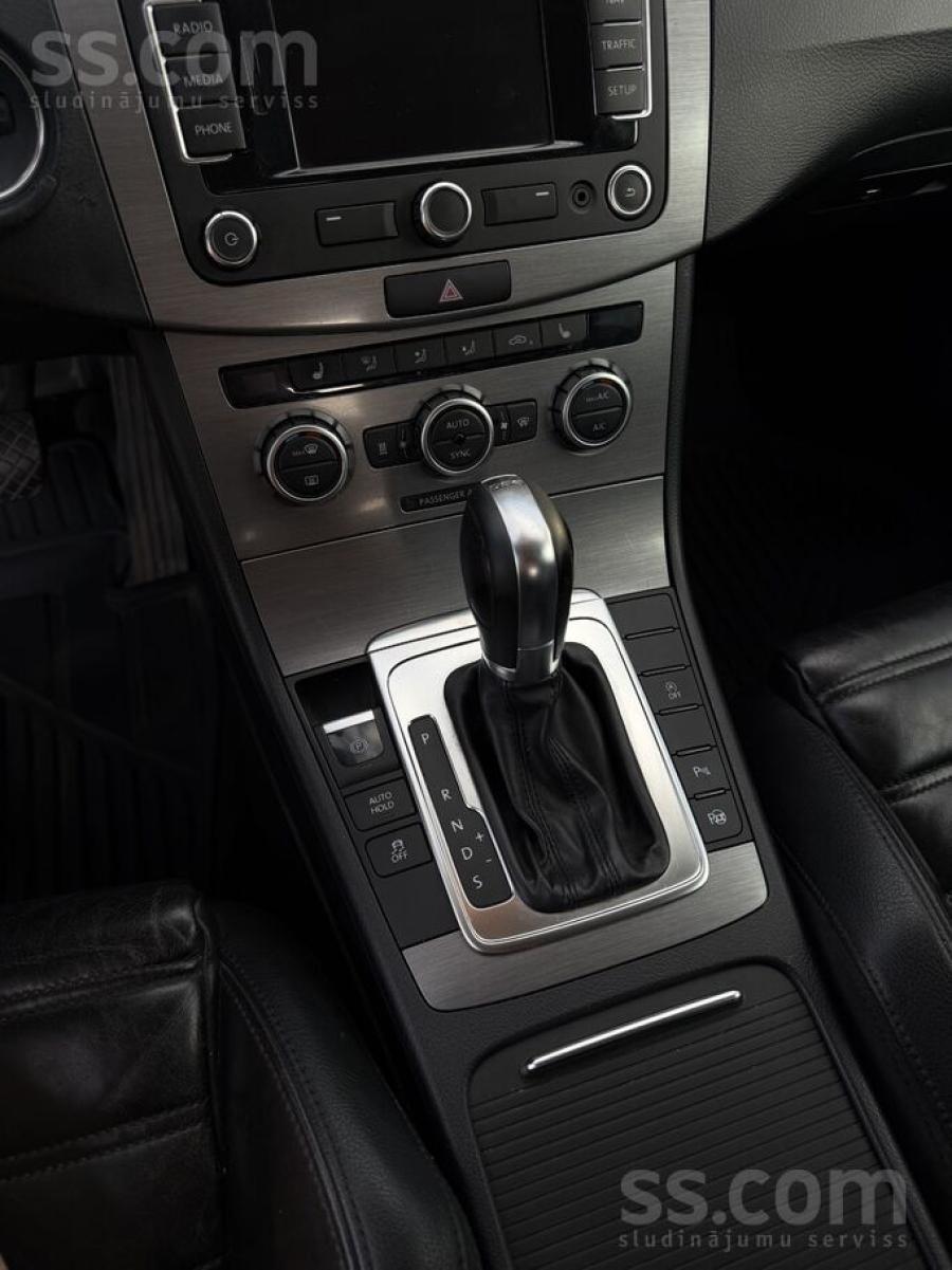 Black Volkswagen Passat B7 2013 in Riga, with an engine capacity of 1.60 L and mileage of 426 thousand km for 3497 €, photo 20 on AUTOMOTO.COM.LV