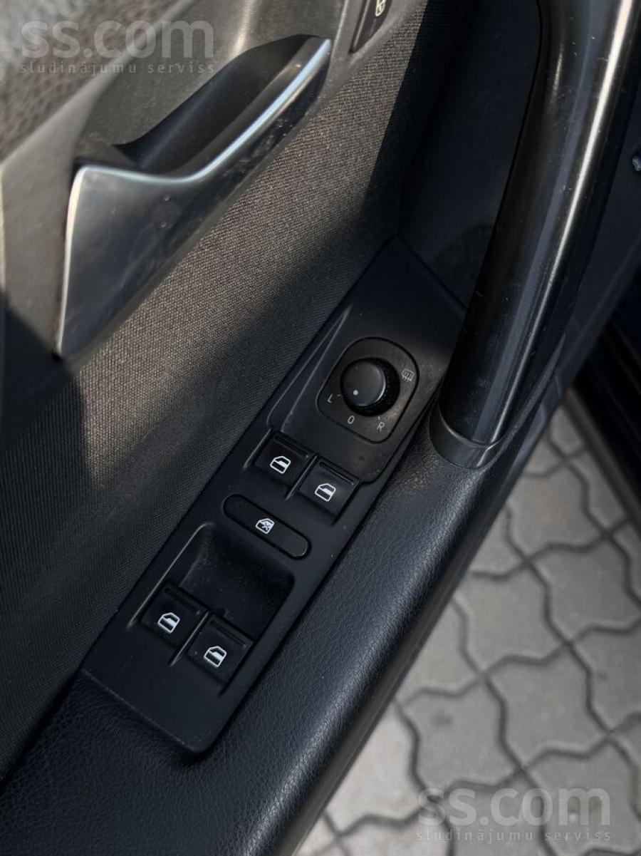 Black Volkswagen Passat B7 2013 in Riga, with an engine capacity of 1.60 L and mileage of 426 thousand km for 3497 €, photo 23 on AUTOMOTO.COM.LV