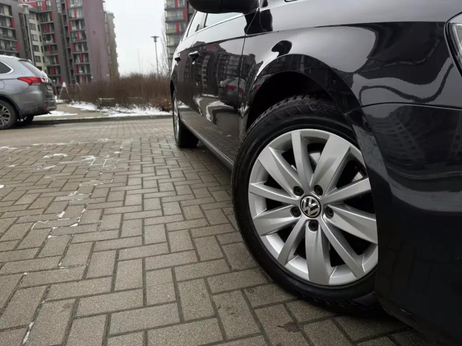 Black Volkswagen Passat B7 2014 in Riga, with an engine capacity of 2.00 L and mileage of 253 thousand km for 4990 €, photo 4 on AUTOMOTO.COM.LV