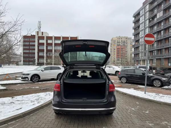 Black Volkswagen Passat B7 2014 in Riga, with an engine capacity of 2.00 L and mileage of 253 thousand km for 4990 €, photo 8 on AUTOMOTO.COM.LV