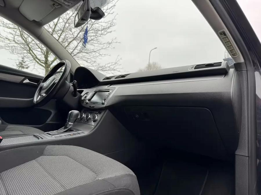 Black Volkswagen Passat B7 2014 in Riga, with an engine capacity of 2.00 L and mileage of 253 thousand km for 4990 €, photo 12 on AUTOMOTO.COM.LV